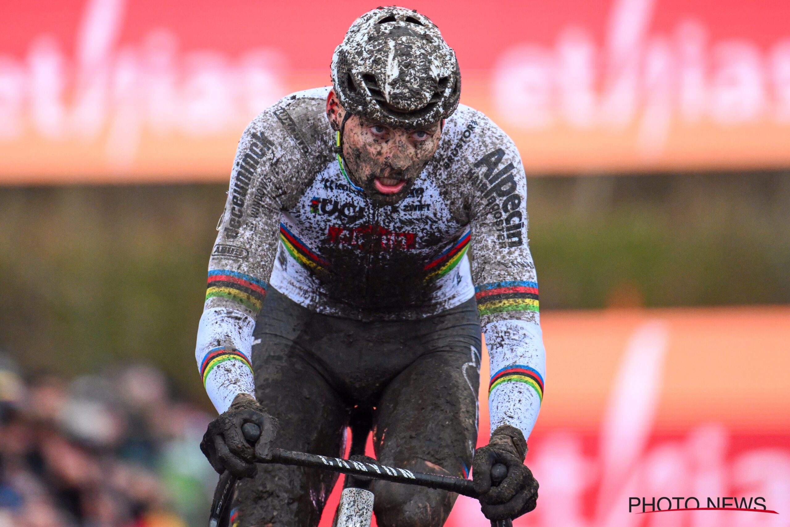 Mathieu van der Poel besiegt Wout van Aert in Maasmechelen